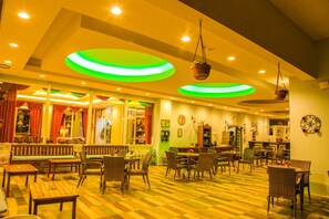 2 restaurantes: opção de café da manhã, almoço e jantar