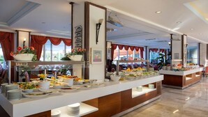Disposição de buffet com diversos alimentos e uma placa com a inscrição 'Lemon'.