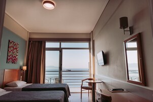 Quarto casal luxo, vista para o mar | Escrivaninha, ferros/tábuas de passar roupa, Wi-Fi de cortesia