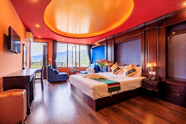 Quarto triplo luxo, sacada, vista para a cidade | Frigobar, cofres nos quartos, individualmente decorados, escrivaninha