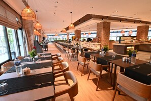 Pequenos-almoços, almoços, jantares servidos, cozinha internacional