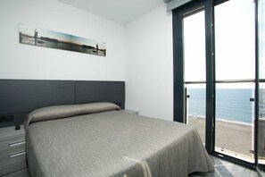1 quarto, cofres nos quartos, escrivaninha, cortinas blackout