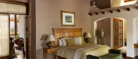 Quarto superior, 1 cama King, sacada, vista para a cidade | 1 quarto, edredons de pluma, cofres nos quartos