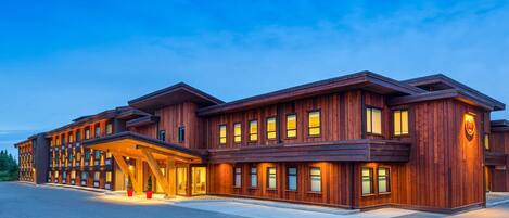 Fachada da propriedade à noite