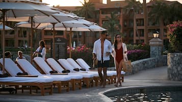 4 piscinas exteriores, guarda-sóis, espreguiçadeiras