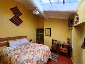 Quarto casal, banheiro privativo | Edredons de pluma, escrivaninha, Wi-Fi de cortesia, roupa de cama