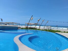 Piscina externa, guarda-sóis