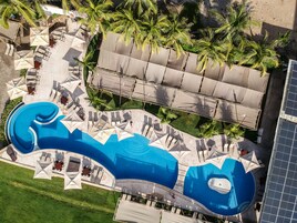 Piscina externa, guarda-sóis