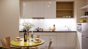 Apartamento, 1 quarto | Cozinha privada | Um frigorífico/congelador grande, um micro-ondas, uma placa de cozinha