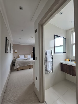 Three Bedroom Penthouse Apartment | Casa de banho | Artigos de higiene pessoal grátis, um secador de cabelo, um bidé 