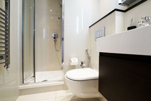 Apartamento superior, 2 quartos | Chuveiro