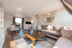 Three Bedroom Penthouse Apartment | Sala de estar | TV de ecrã plano, leitor de DVD 
