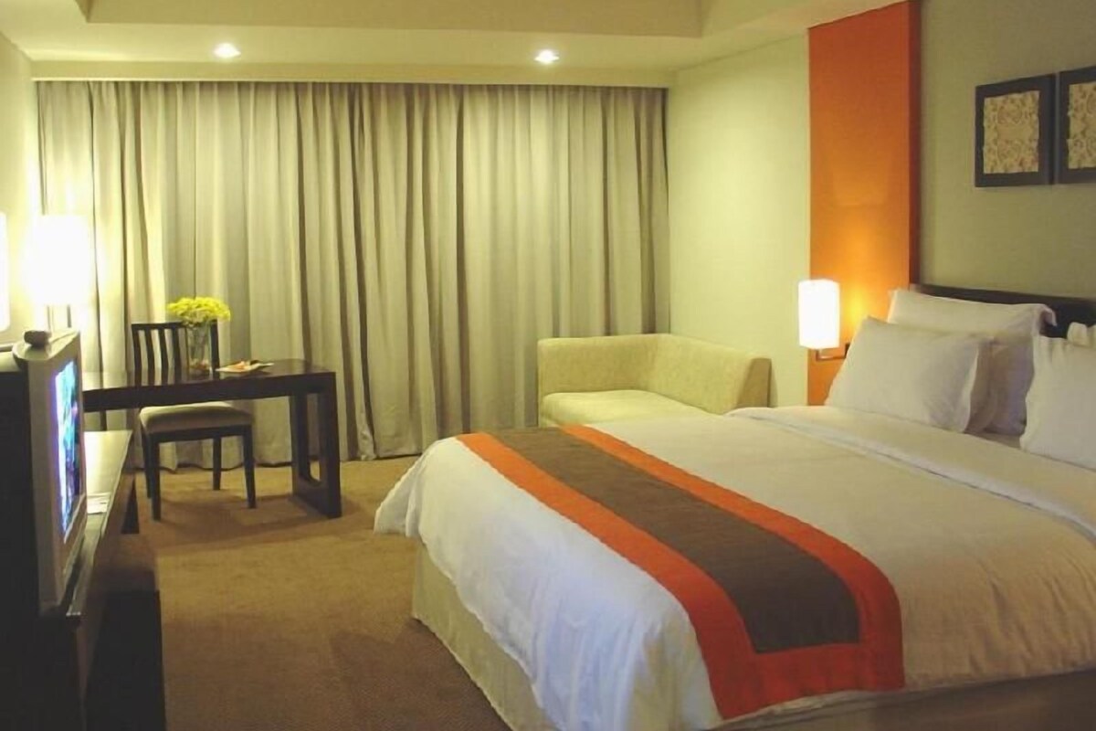 Roupa de alta qualidade, minibar, cofre no quarto, secretária 