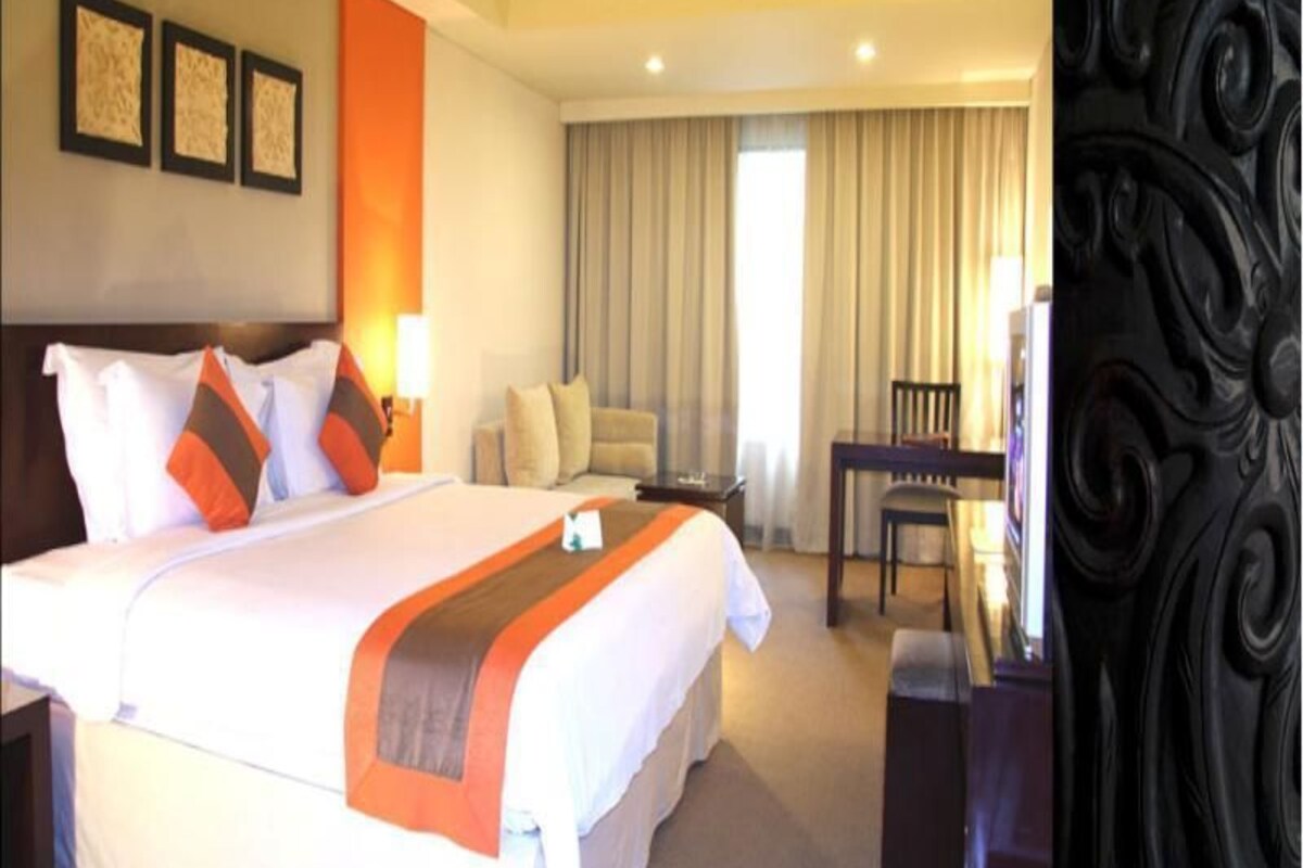 Roupa de alta qualidade, minibar, cofre no quarto, secretária 