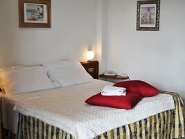 Roupa de alta qualidade, minibar, cofre no quarto, secretária 