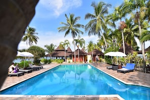 2 piscinas exteriores, da(s) 7:00 à(s) 18:00, espreguiçadeiras 