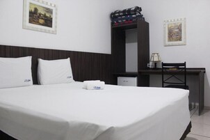 Quarto casal superluxo | Frigobar, escrivaninha, cortinas blackout, quartos à prova de som