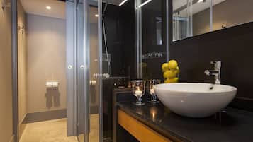 Loft, sacada | Banheiro | Chuveiro, produtos de toalete grátis, secador de cabelo