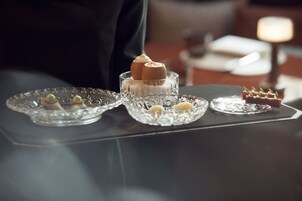 Uma bandeja com diversos doces sobre uma mesa.