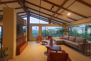 White Hawk Villa | Cofre com capacidade para portátil, roupa de cama fornecida 