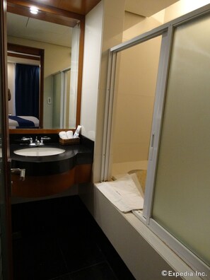 Quarto luxo, 1 cama Queen | Banheiro | Produtos de toalete grátis, chinelos, toalhas de banho 