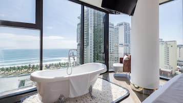Family Two Bedroom Suite Ocean View | Casa de banho | Um polibã, artigos de higiene pessoal grátis, um secador de cabelo