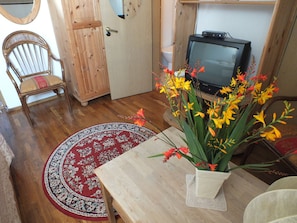 Quarto Duplo Básico, 1 cama de casal | Sala de estar | Televisor 