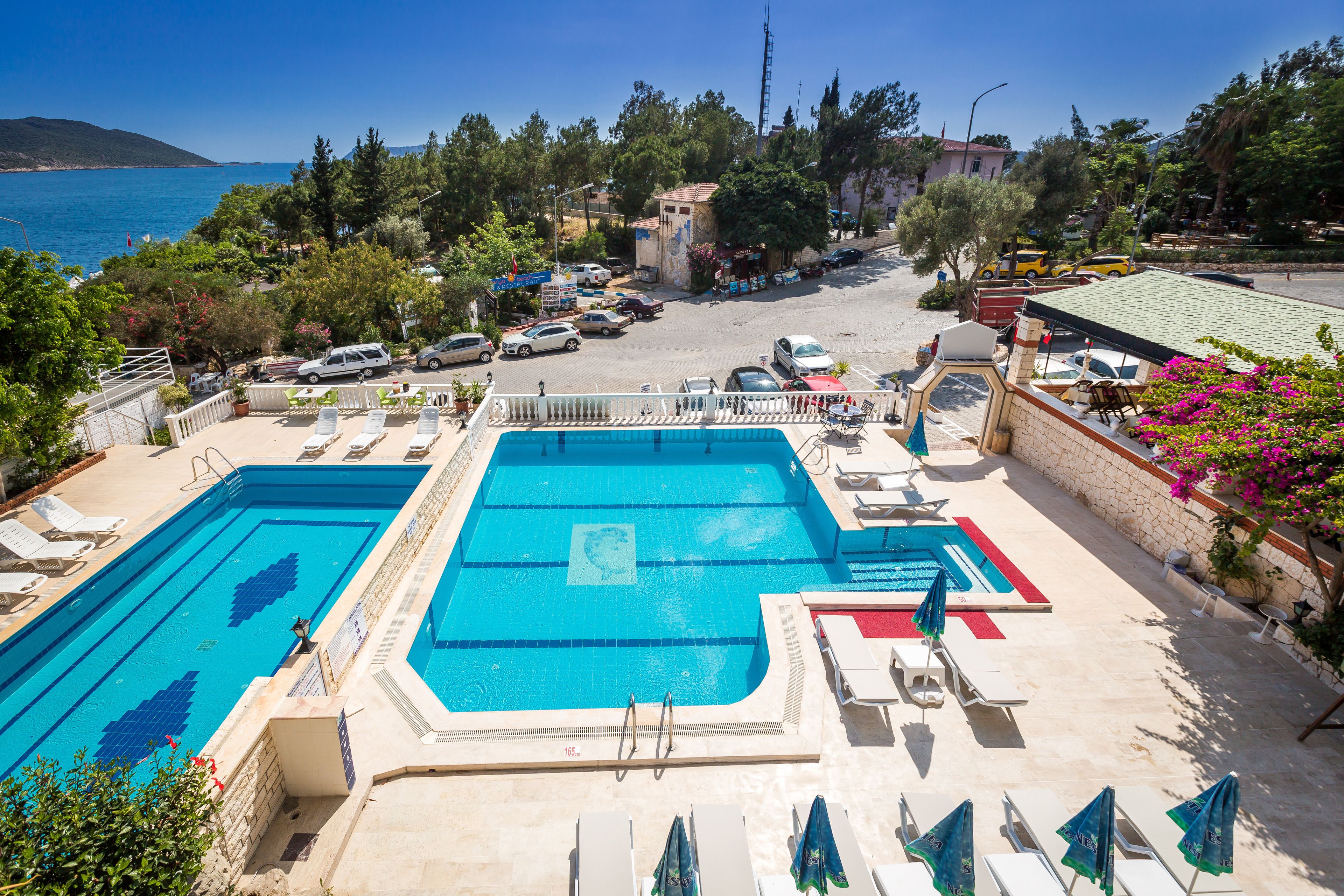 Piscina exterior, guarda-sóis, espreguiçadeiras 