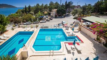 Piscina exterior, guarda-sóis, espreguiçadeiras
