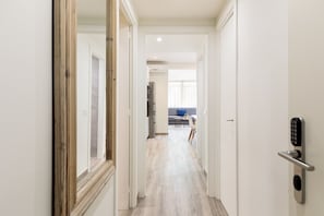 Apartamento Superior, 2 quartos, terraço | Sala | Smart TV de 43 polegadas com canais digitais