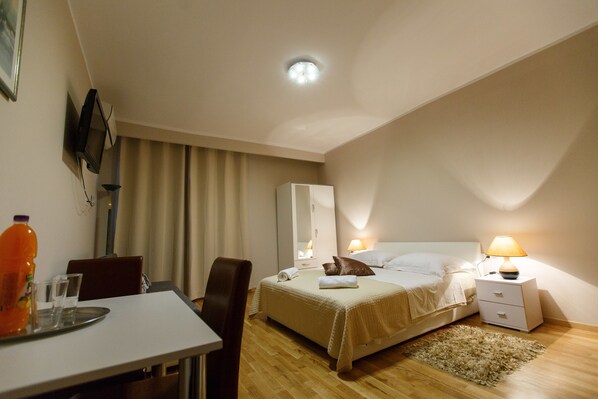 Estúdio superior, vista para a cidade | Frigobar, escrivaninha, camas extras/dobráveis (sobretaxa)