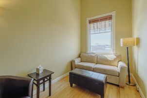 Quarto luxo, 1 cama King e sofá-cama | Área de estar | TV de tela plana