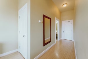 Quarto com design assinado, 1 cama King | Individualmente mobiliados, ferros/tábuas de passar roupa