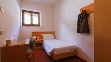 Quarto Individual | Secretária, roupa de cama fornecida