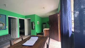 Apartamento família, 2 quartos | Área de estar | TV de tela plana 32 polegadas com canais via satélite, TV