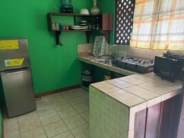 Apartamento família, 2 quartos | Cozinha privada | Geladeira grande, micro-ondas, cooktop, panela elétrica de arroz