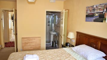 Quarto Duplo, casa de banho anexa | Com mobília individualizada, secretária, quartos insonorizados