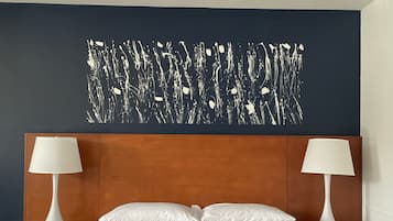 Quarto Deluxe, 1 cama queen-size | 1 quarto, secretária, cortinas/cortinados opacos, Wi-fi grátis