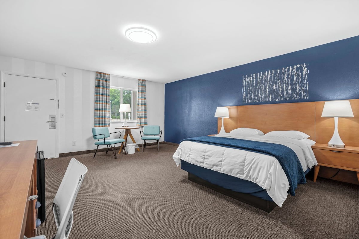 Quarto Deluxe, 1 cama queen-size | 1 quarto, secretária, cortinas/cortinados opacos, Wi-fi grátis