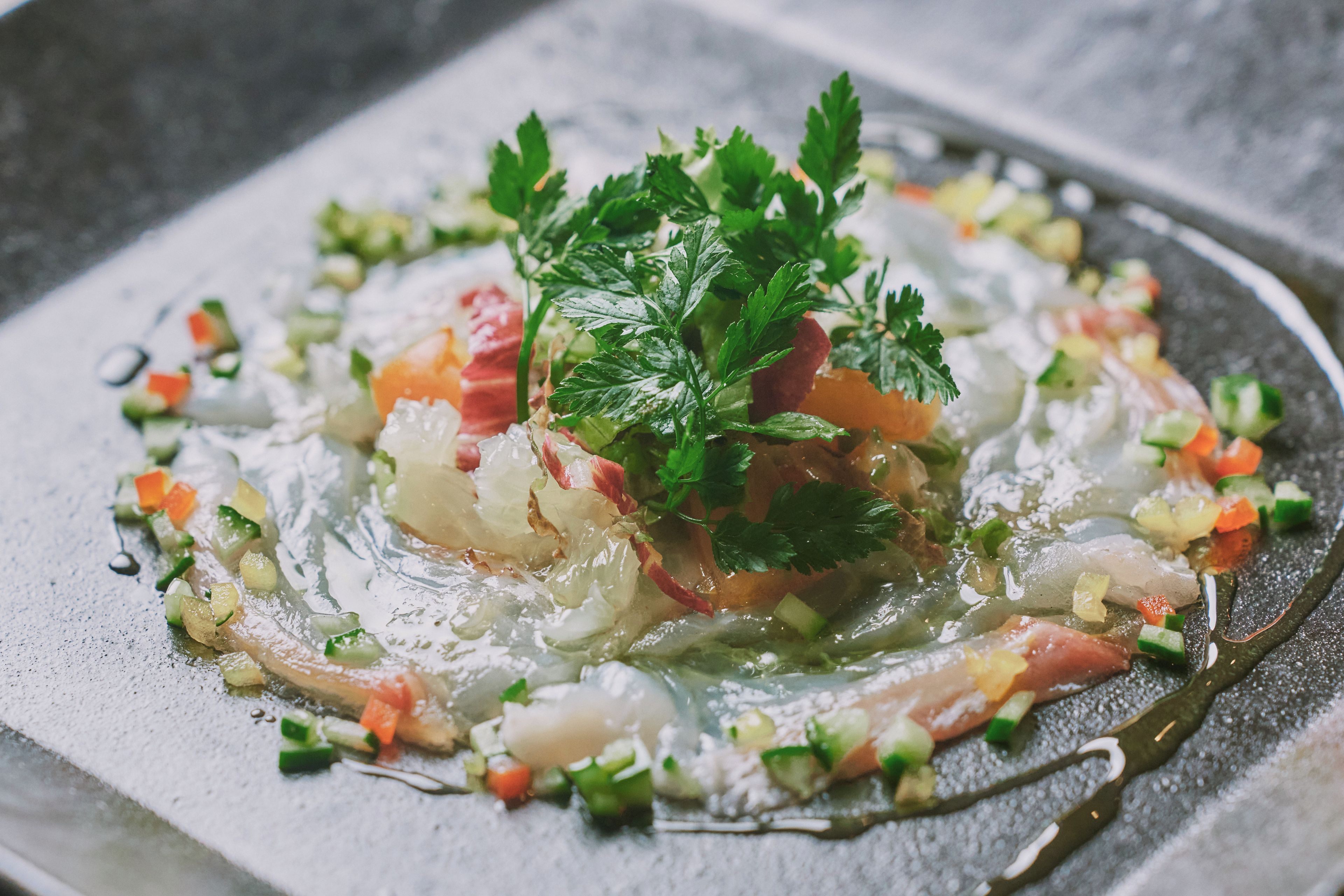 Prato com mariscos e legumes.