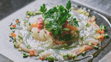 Prato com mariscos e legumes.