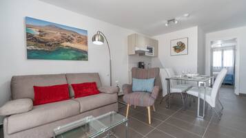 Apartamento de Luxo, 2 quartos (2 adults and 2 children) | Sala de estar | Televisor