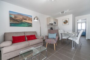 Apartamento de Luxo, 2 quartos (2 adults and 2 children) | Sala de estar | Televisor 