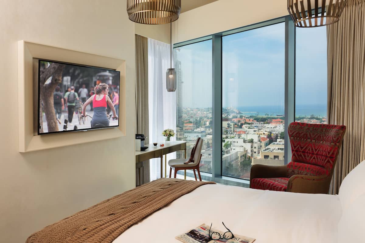 Quarto Club | Roupa hipoalergénica, minibar, cofre no quarto, ferro/tábua de engomar