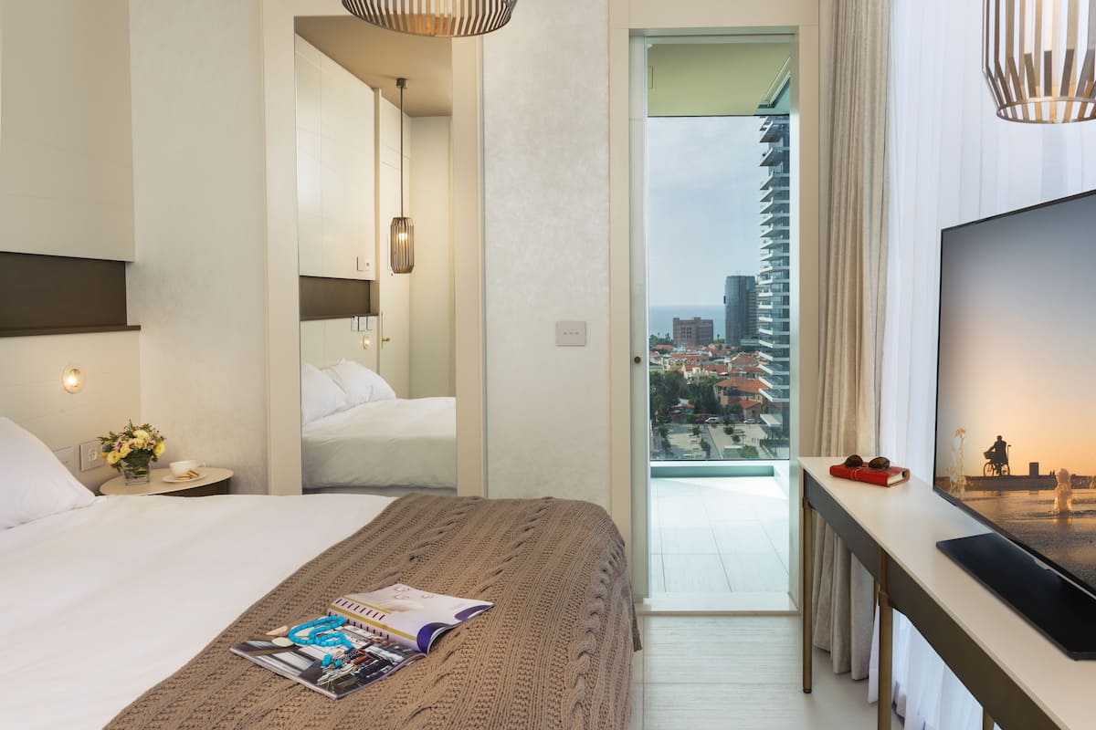 Roupa hipoalergénica, minibar, cofre no quarto, ferro/tábua de engomar