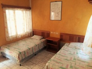 Quarto Duplo Standard, 1 quarto, varanda, junto ao jardim | Secretária, Wi-fi grátis 