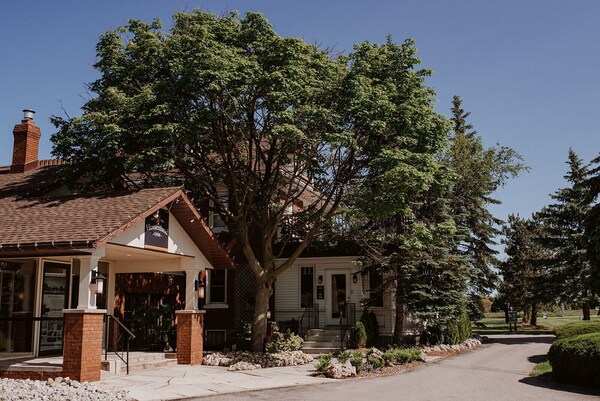 Hessenland Inn & Schatz Winery - Ontario