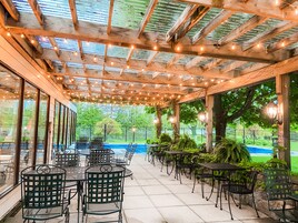 Pequenos-almoços, almoços, jantares servidos, junto à piscina 