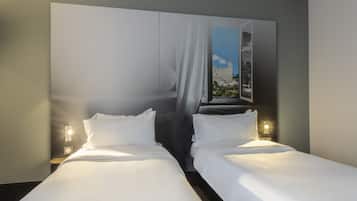 Quarto Twin | Secretária, cortinas/cortinados opacos, ferro/tábua de engomar