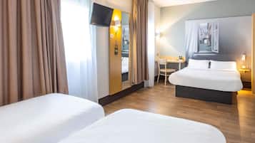 Quarto quádruplo, para não fumantes | Roupas de cama premium, escrivaninha, quartos à prova de som